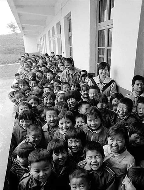 老照片：再穷不能穷教育，扛着桌凳去上学凉山州小学桌凳新浪新闻
