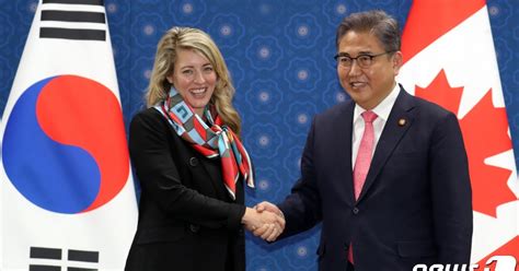 멜라니 졸리 캐나다 외무장관과 악수하는 박진 장관