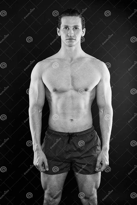 Hombre Muscular Con El Cuerpo Fuerte Deporte Y Aptitud Atleta O