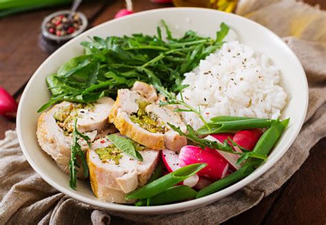 닭고기와 함께 건강 한 샐러드 롤 무 우 시금치 Arugula 쌀 적절 한 영양입니다 식단 메뉴 0명에 대한 스톡 사진 및 기타