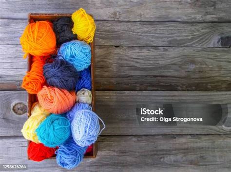 Bola Benang Wol Cerah Dalam Kotak Kayu Di Latar Belakang Kayu Tua Foto