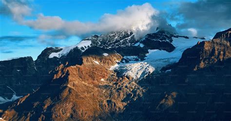 눈 능선이 있는 산에서 아름답고 흐린 일출 알프스 산맥 스위스 마테호른 산 근처의 트레킹 사진 Unsplash의