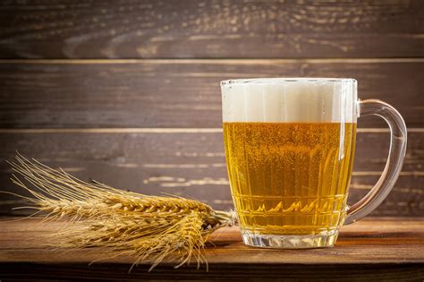 木质桌子上的一杯啤酒图片下载 觅知网