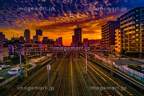 建設中のビルと夕焼けの空の写真素材 275584879 イメージマート