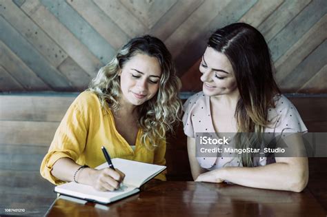 메모장에서 함께 미래의 계획을 작성 하는 젊은 여자를 웃 고 자매에 대한 스톡 사진 및 기타 이미지 자매 개념 계획 Istock