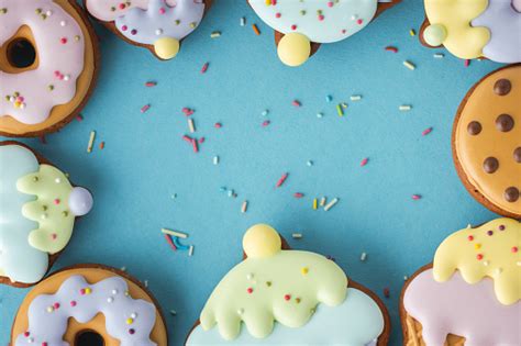 파스텔 색상이 장식 된 아이스크림 모양의 수제 진저 브레드 쿠키 빈티지 세련된 생일 패스트리 배경 텍스트를위한 여유 공간 파란색 배경의 평평한 누워 냉동식품에 대한 스톡