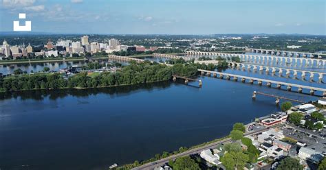 주변에 건물과 나무가있는 수역 사진 Unsplash의 무료 파 이미지 주변에 건물과 나무가있는 수역 사진 Unsplash의 무료 파 이미지