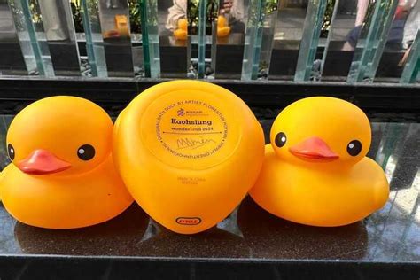 記者 梅花新聞網 於慶中綜合報導 熱銷黃色小鴨公仔竟是大陸生產 高市觀光局：非市府商品 ｜ 梅花新聞網