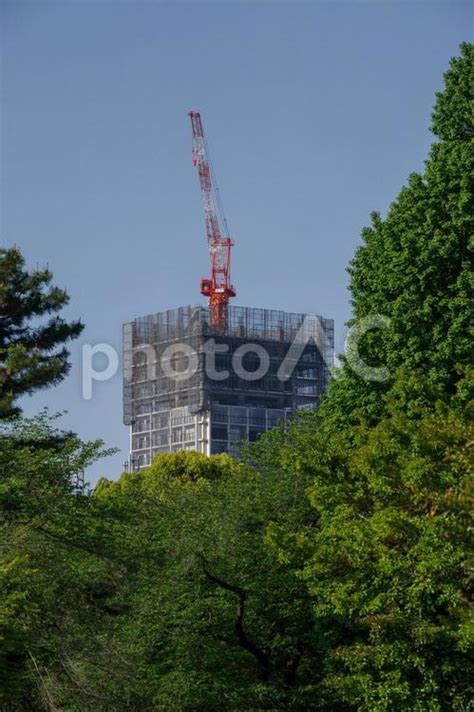 木々の後ろに建設中の建物が見える No 26487377｜写真素材なら「写真ac」無料（フリー）ダウンロードok