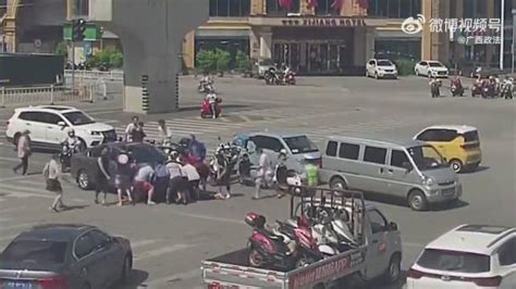 不到2分钟！老人被卷车底20人喊口号抬车救人救人广西新浪新闻