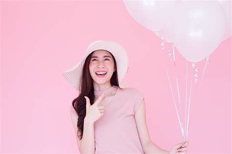 분홍색 배경에 흰색 풍선으로 웃 고 행복 한 아름다움 소녀 젊은 여성이 생일 파티에 축 하 또는 휴가에 재미 아시아 타이어 모델 공휴일에 대한 스톡 사진 및 기타 이미지