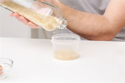 한 남자가 용기에 쌀을 붓습니다 부활절 달걀을 색칠하고 장식하는 특별한 방법 4월에 대한 스톡 사진 및 기타 이미지 4월