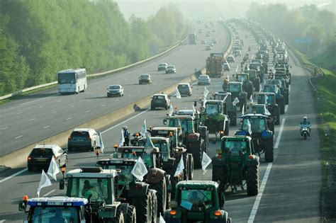 Manifestation Des Agriculteurs Le Point à La Mi Journée Sur Le Réseau
