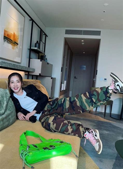 패션엔 산다라박 뒹굴뒹굴 카모 호캉스룩 ‘먹고자도 여전히 41kg