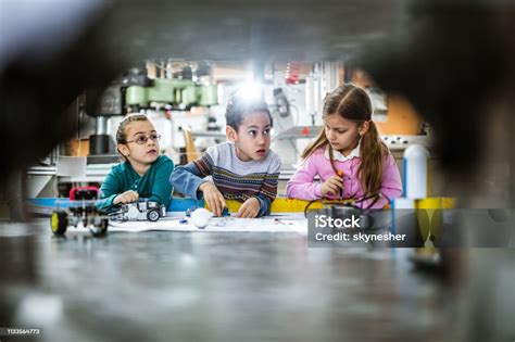 로봇 공학 수업에서 로봇이 작업 하는 작은 아 이들의 그룹 3 명에 대한 스톡 사진 및 기타 이미지 3 명 청소년 문화