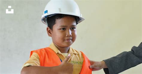 주황색과 흰색 줄무늬 폴로 셔츠를 입은 소년 사진 Unsplash의 무료 회색 이미지