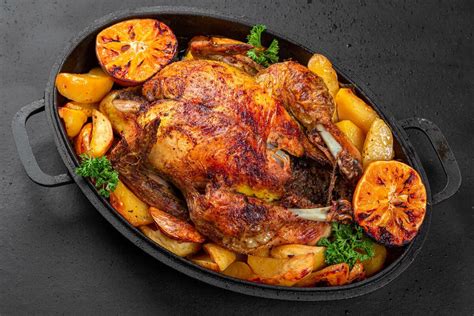 Вкусная запеченная курица в духовке с картошкой · бесплатная фотография