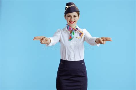 Azafatas Sonrientes En Azul Mostrando Dónde Están Las Salidas Foto de