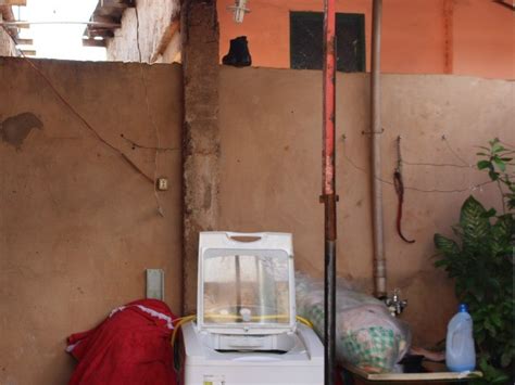 G1 Criança Fica Presa Em Máquina De Lavar Roupas Após Cair De Muro Em