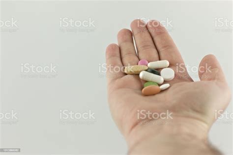흰색 배경에 남자의 손에 화려한 알약과 정제 공간을 복사합니다 의학 및 의료 개념 개념에 대한 스톡 사진 및 기타 이미지