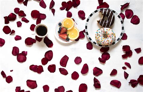 아침에 한잔 커피 노트북 및 장미 꽃 과일과 도넛 위에서 흰색 테이블에 빈 아늑한 아침 식사입니다 평면 위치 스타일입니다 건강한 식생활에 대한 스톡 사진 및 기타 이미지