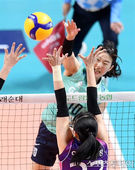 St포토 강소휘 강력하게 때린다