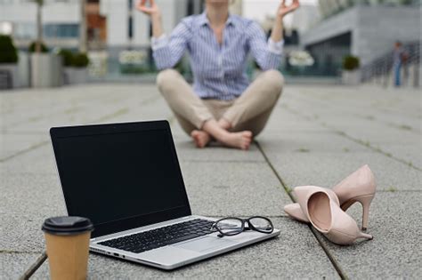 근처에 누워있는 여성 신발 안경과 커피 한 잔 베이지 색 바지와 줄무늬 셔츠를 입은 소녀 개념에 대한 스톡 사진 및 기타 이미지 Istock