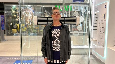 Modes Mākslinieks Dāvids Tomātu Audzēšanai Pievērsies Kāda Smaga Apvainojuma Dēļ