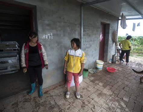 12岁女孩无依靠寄养姑姑家 早早白了头
