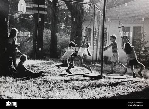 70 fino blanco y negro fotografía extrema de niños jugando en el patio