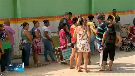 Vídeo Pais dormem em fila para tentar matrícula em escola de Queimados RJ G