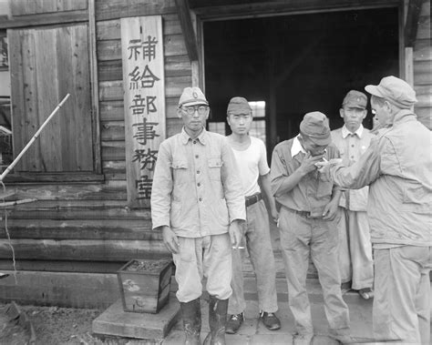 米兵に煙草の火をもらう日本人 昭和館デジタルアーカイブ