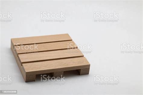나무 창고 팔레트 나무 팔레트 전면 및 각도 보기 화물 적재 및 운송 0명에 대한 스톡 사진 및 기타 이미지 0명 갈색
