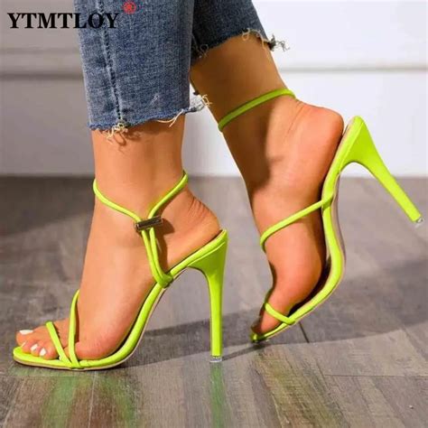 여성용 섹시한 얇은 힐 샌들 캔디 컬러 하이힐 샌들 탄성 밴드 얇은 섹시한 신발 캐주얼 엿보기 발가락 발목 스트랩 크로스 타이하이힐 Aliexpress