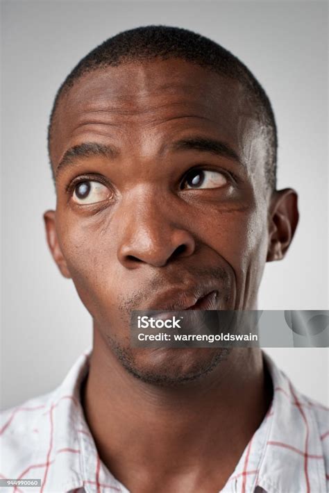 아프리카 사람 바보 같은 얼굴을 만들기의 스튜디오 초상화 개성 개념에 대한 스톡 사진 및 기타 이미지 개성 개념 곧은 기이함 Istock