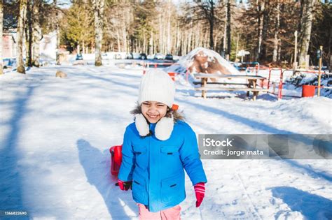 눈 속에서 놀고있는 어린 소녀 겨울 휴가와 하늘 시즌의 개념 4 5세에 대한 스톡 사진 및 기타 이미지 4 5세 겨울 계절 Istock