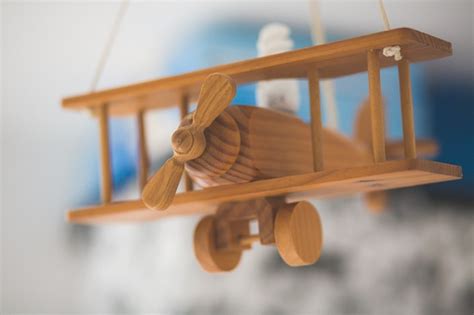 흐릿한 배경을 가진 나무 미니어처 오래된 비행기의 근접 촬영 0명에 대한 스톡 사진 및 기타 이미지 0명 고풍스런 골동품