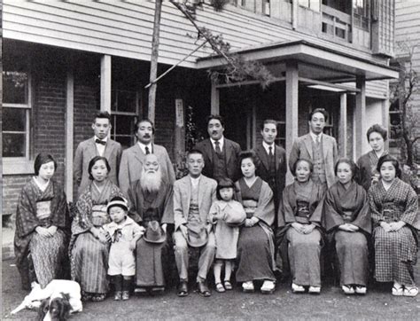 関東大震災の翌年の1924年、東京で撮影された北原家と江﨑家の記念写真。前列右から4人目が加代、後列左から2人目が白秋（北原白秋生家・記念館
