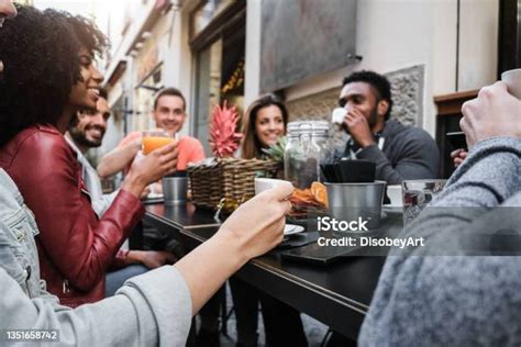빈티지 바 레스토랑에서 야외에서 먹고 마시는 행복한 다인종 친구 커피를 들고 있는 중심 여성 손에 집중 가을에 대한 스톡 사진 및 기타 이미지 Istock