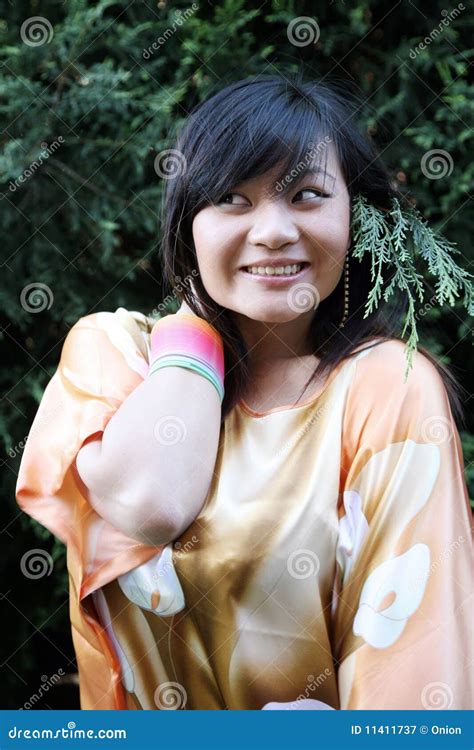 Schönes Asiatisches Mädchenlächeln Stockbild Bild Von Alleine Vollkommen 11411737