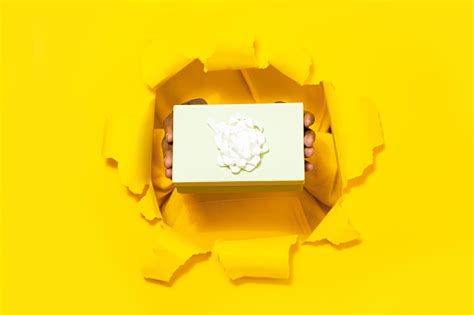 찢어진 노란색 종이 배경 근접 촬영 여유 공간을 통해 포장된 선물 상자를 주는 남성 손 개념에 대한 스톡 사진 및 기타 이미지 개념 고급 공휴일 Istock