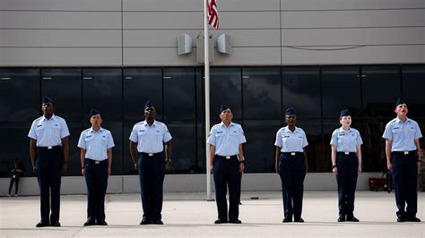 Join The Military Become A Us Citizen Uncle Sam Wants You And Vous