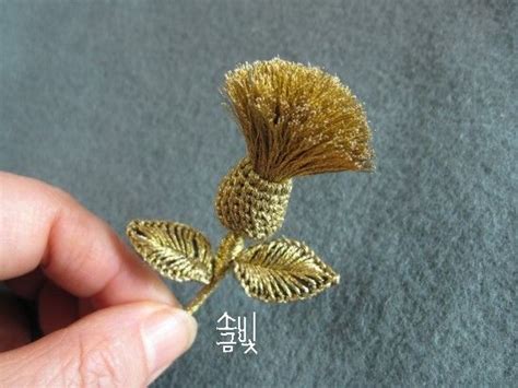 금빛나는 메탈릭사로 독립입체자수 엉겅퀴를 수놓아봅니다 입체자수가 익숙해지면 꽃을 따로 떼어놓고 싶 Fabric Flower Brooch Fabric