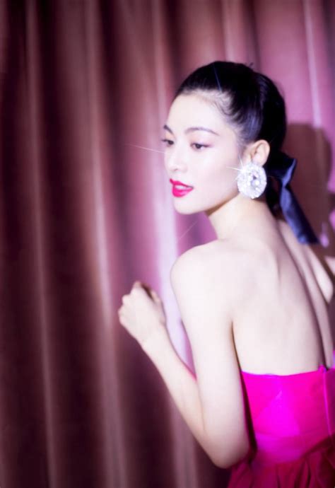 钟楚曦穿抹胸礼服大秀傲人曲线！她肤白貌美太性感撩人 意乱情迷