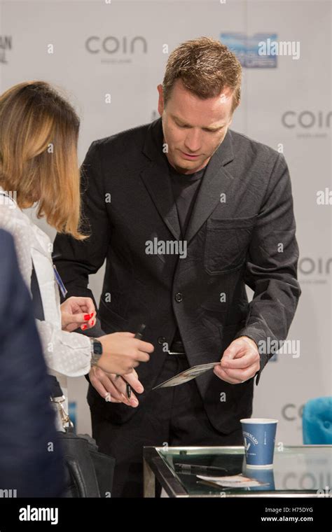 Ewan McGregor Cumple Con Los Fans En Los Almacenes Coin En La Via Cola