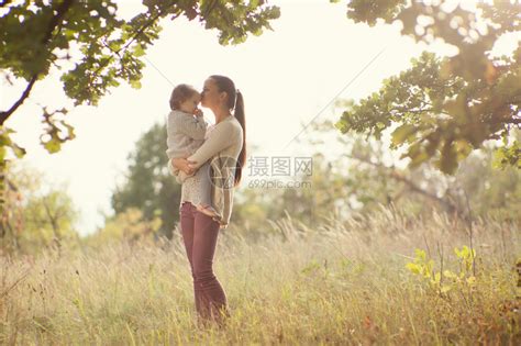 母亲和蹒跚学步的孩子在户外散步高清图片下载 正版图片502638965 摄图网