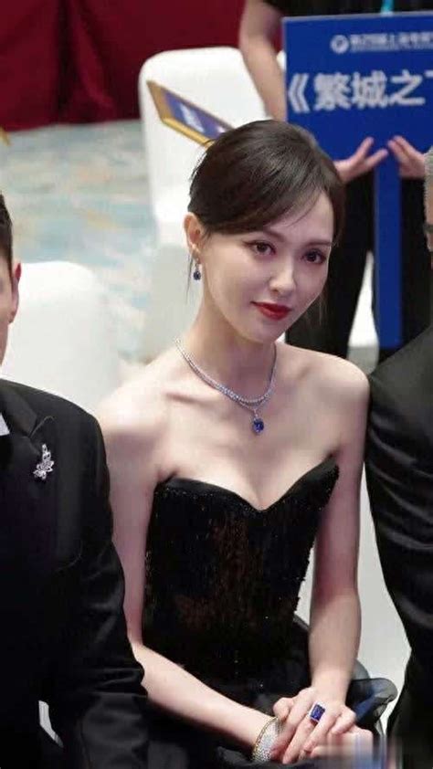摄影师跟唐嫣有仇吧？一直以为她皮肤很好，怼脸拍生图就很不一样