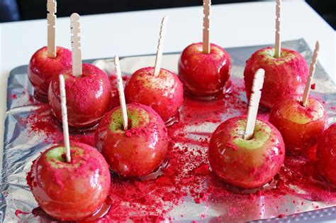 Raspberry And Vanilla Flavoured Toffee Apples W A Touch Of Gold Mia