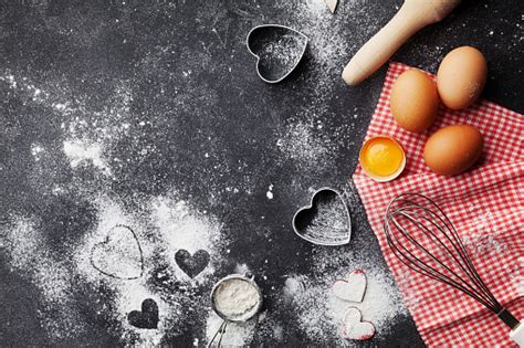밀가루 롤링 핀 계란 및 심장 모양으로 베이킹 배경을 굽습니다 밸런타인데이에 대한 스톡 사진 및 기타 이미지 밸런타인데이