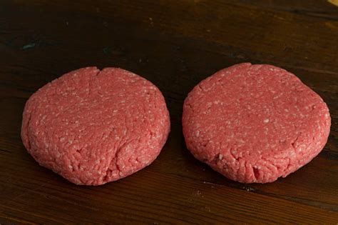 햄버거 햄버거 고기 정육점 상점에서 나무 정육점 블록에서 찍은 생 고기 고기의 고전적인 미국 정육점 컷 스테이크 쇠고기 갈비 필레 미뇽 돼지 갈비 돼지 허리 리브 아이